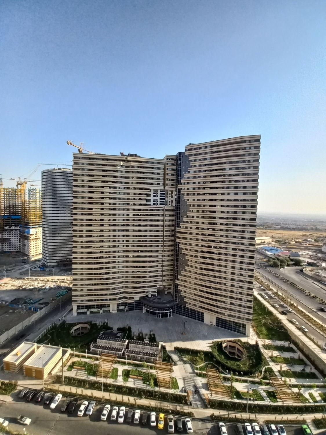 اجاره ارتفاعات چیتگر برج جی_ایرانمال_دریاچه_ویو آزاد در تهران - ۱۶ آذر ۱۴۰۴