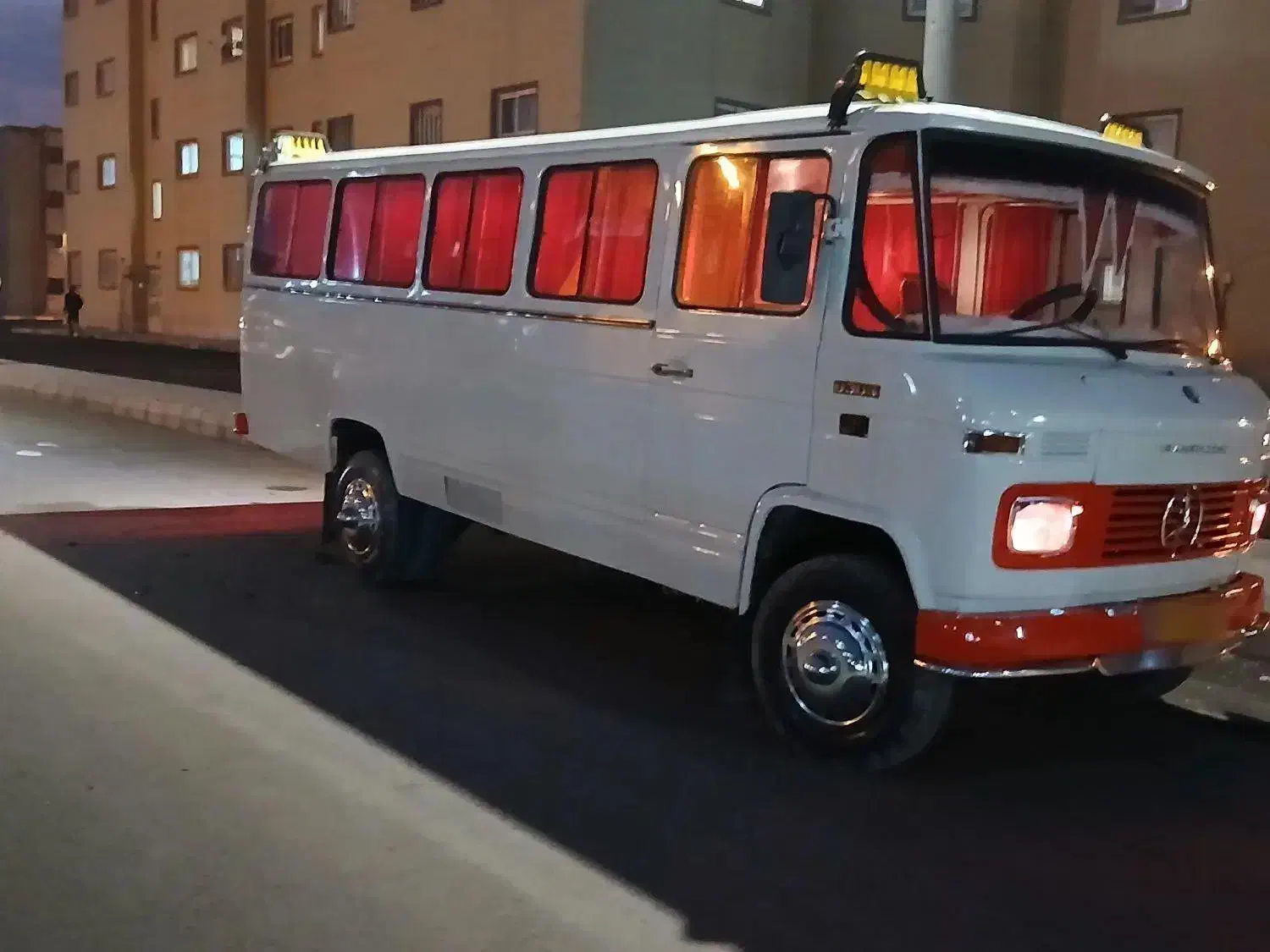 مینی بوس بنز مدل 66 کولر دار در شاهین‌شهر - ۱ دی ۱۴۰۴