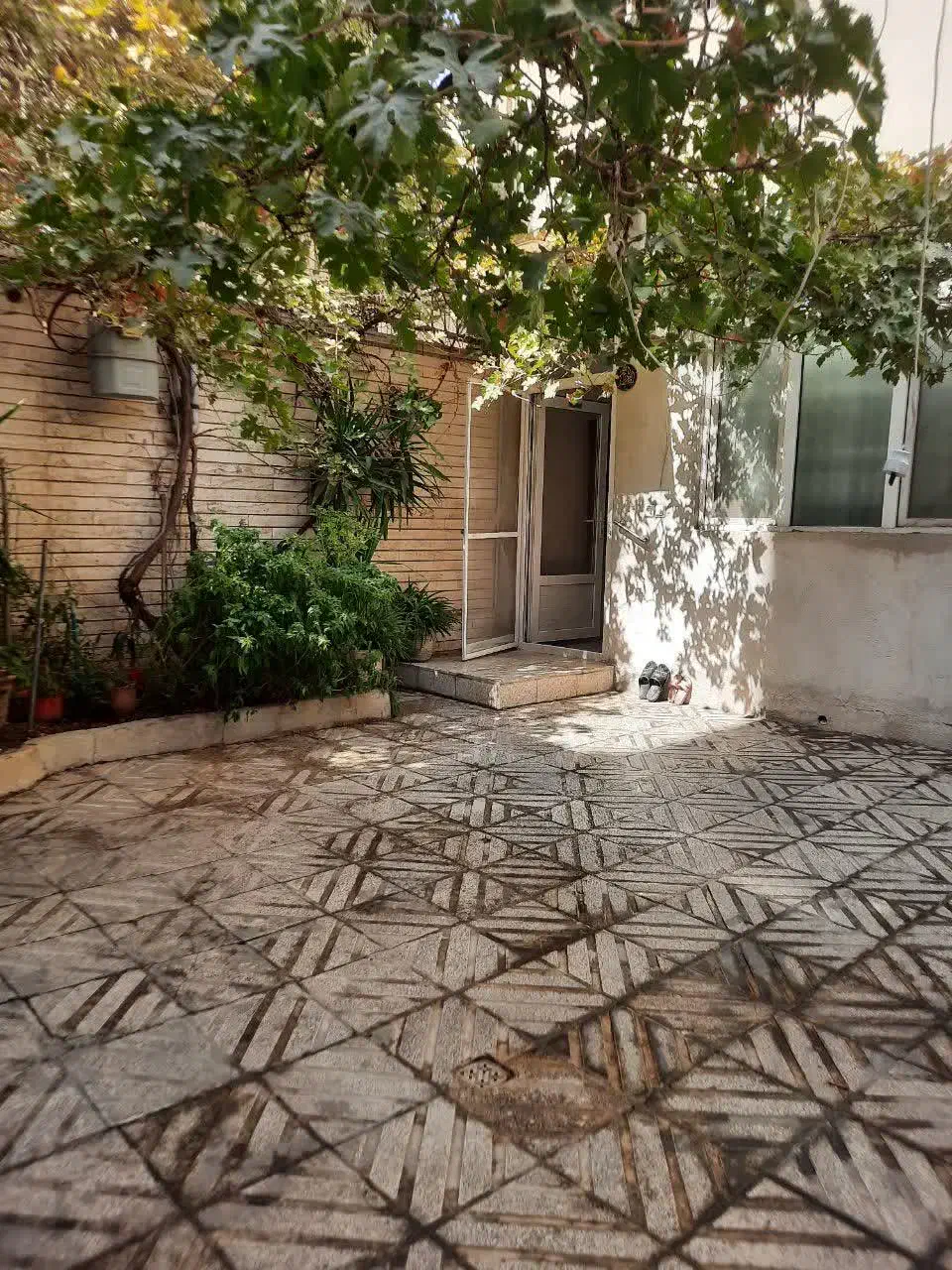 فروش ویلایی سه‌طبقه تک‌واحد _دو نبش در ری - ۲۳ آذر ۱۴۰۴