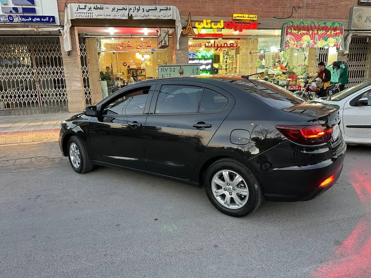 شاهین مشکی با سانروف استثنایی در اصفهان - ۹ دی ۱۴۰۴