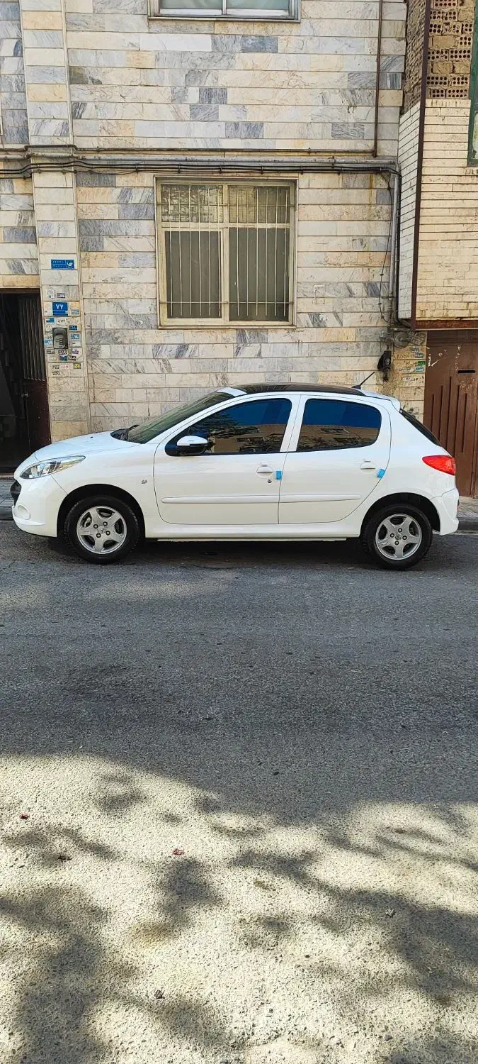 ماشین 207 پانامرا مدل 1402 در تهران - ۵ آبان ۱۴۰۴